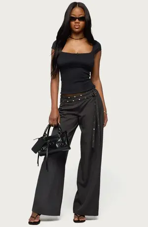 EDIKTED Laiah Square Neck Cap Sleeve Crop Top
