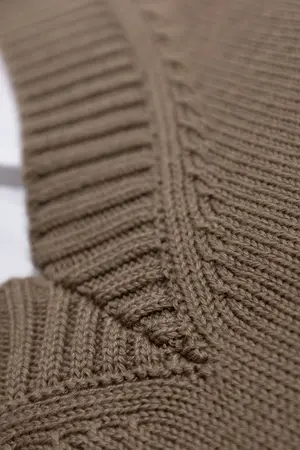 Ami V-neck Vest