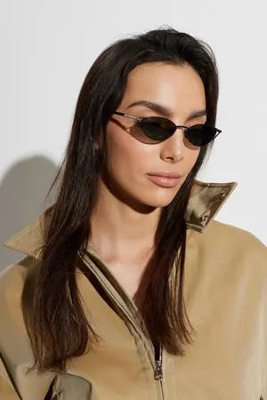 Alexander McQueen Cat Eye Sunglasses - Black