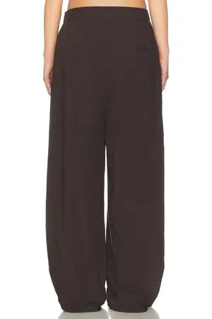ST. AGNI Relaxed Pleat Pant - Bark