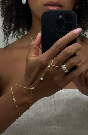 SET & STONES Bobbi Hand Chain With Freshwater Pearls