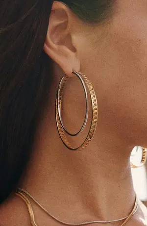 RETRO CHIC Colosseum Hoop Earrings - Gold