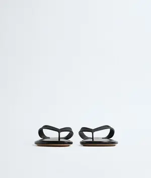 Bottega Veneta Sampieri Thong - Black