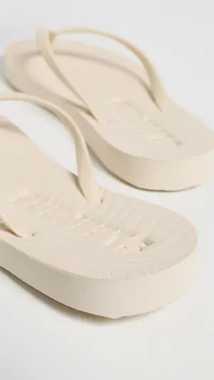 VELOUR Tapered Flip Flops - Eggnog