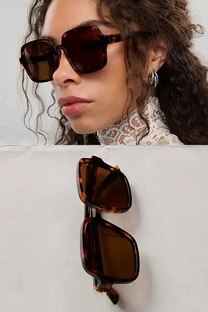 Free People Jace Square Polarized Sunglasses - Chocolate