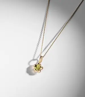 STONE AND STRAND Kensington Peridot Flower Necklace