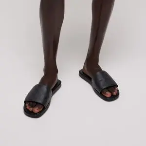 Gucci Gg Coated Canvas Slide Sandal - Black