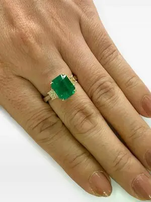 HYT JEWELRY Emerald And Diamond Three-stone Ring