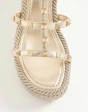 Valentino Garavani Rockstud Laminated Nappa Wedge Sandal 95 Mm - Platinum