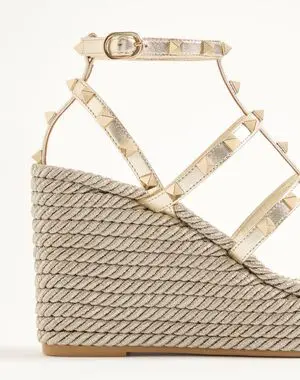 Valentino Garavani Rockstud Laminated Nappa Wedge Sandal 95 Mm - Platinum