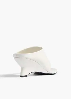 Khaite Marlow Mule In Glazed Leather - Chalk
