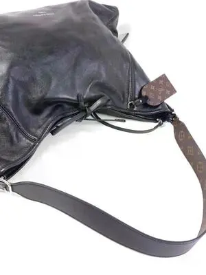 LOUIS VUITTON Carryall Vibe Mm Shoulder Bag