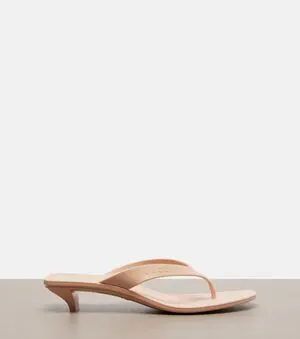 Gucci Vittoria Thong Sandals - Pink