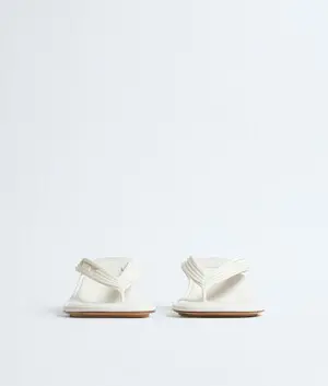 Bottega Veneta Sampieri Thong - Alabaster