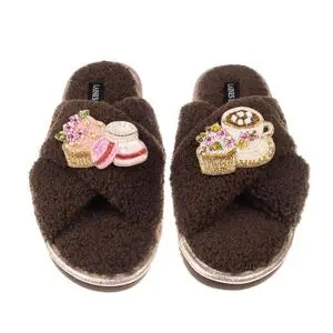 LAINES LONDON Boucle Slippers With Macaroon Brooches - Brown
