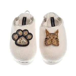 LAINES LONDON Fluffy Flatform Cloud Slippers With Brooches - Gold/white