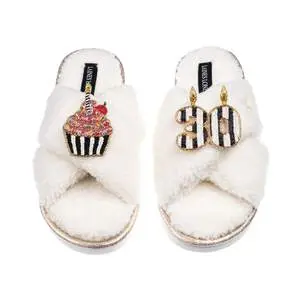 LAINES LONDON Boucle Slippers With Brooches - White