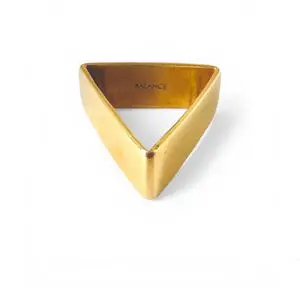 AKI ROC JEWELRY Triangle Band Ring - Gold