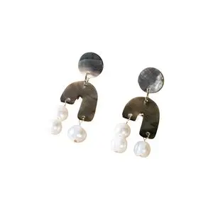 Likhâ Asymmetrical Pearl Dangle Earrings - Black