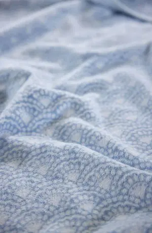 CHAPPYWRAP Seaside Scallops Fog Throw Blanket