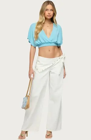 EDIKTED Candela V-neck Crop Top