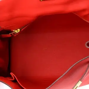 Hermès Kelly Handbag Swift With Gold Hardware 25