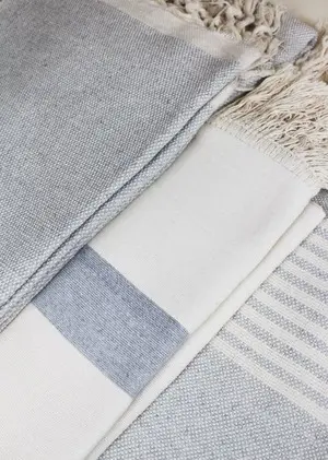 UNE VIE NOMADE Handmade Moroccan Throw - Solid