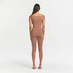 SKIMS Asymmetrical Off The Shoulder Top - Nutmeg
