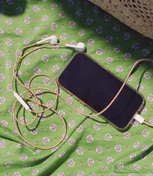 DÔEN Le Pom Pom & Headphones