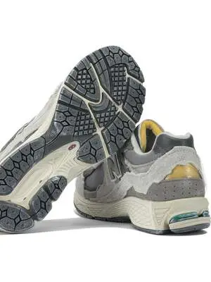 NEW BALANCE 2002r Protection Pack Low Top Sneakers - Grey
