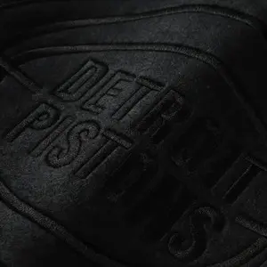 Mitchell & Ness Detroit Pistons Phantom Cropped T-shirt