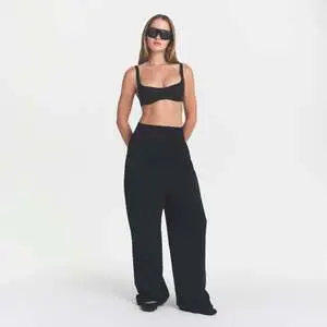 SKIMS Seam Front Micro Bra | Black | | Nike Studio Stretch - Obsidian