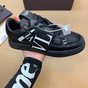 Valentino Garavani Vl7n Round Toe Low-top Sneakers