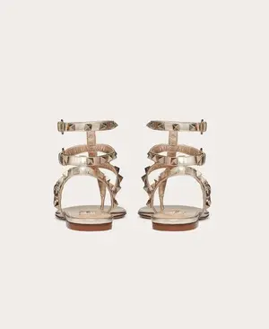 Valentino Garavani Rockstud Metallic Thong Sandals - Nude