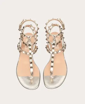 Valentino Garavani Rockstud Metallic Thong Sandals - Nude