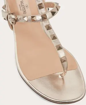 Valentino Garavani Rockstud Metallic Thong Sandals - Nude