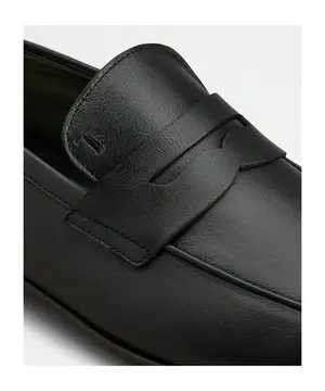 TOD'S Round Toe Slip-on Loafers