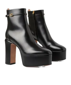 Valentino Garavani Logo Plaque Round Toe Platform Boots
