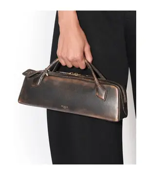 Alaïa Le Teckel Clutch In Aged Leather - Black