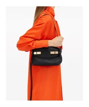 FERRAGAMO Hug Shoulder Bag - Black