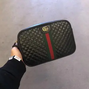 Gucci Logo Leather Shoulder Bag - Black