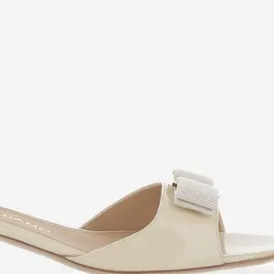 FERRAGAMO 30mm Vara Bow Slides - Amaretti