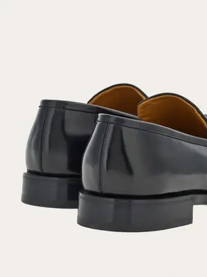 FERRAGAMO Gancini Loafers - Black