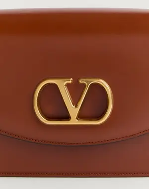 Valentino Garavani V Logo Plaque Shoulder Bag - Red