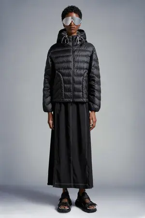 Moncler Delfo Short Down Jacket With Hood - Black