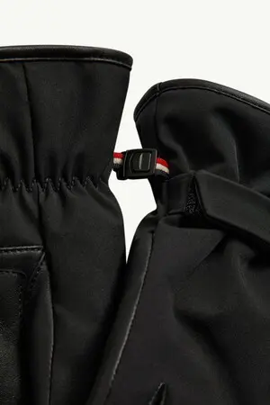 Moncler Padded Gloves With Embossed Logo - Black