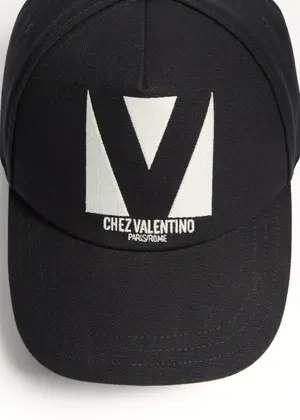 Valentino Garavani Logo Embroidered Baseball Cap - Black/ivory White