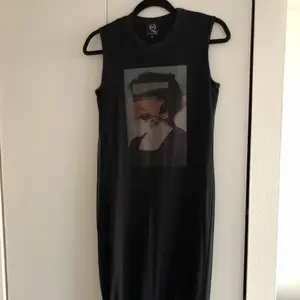 Alexander McQueen Portrait Print Sleeveless Midi Dress