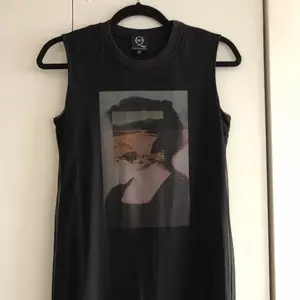 Alexander McQueen Portrait Print Sleeveless Midi Dress