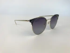 Gucci Gradient Logo Detail Sunglasses - Black